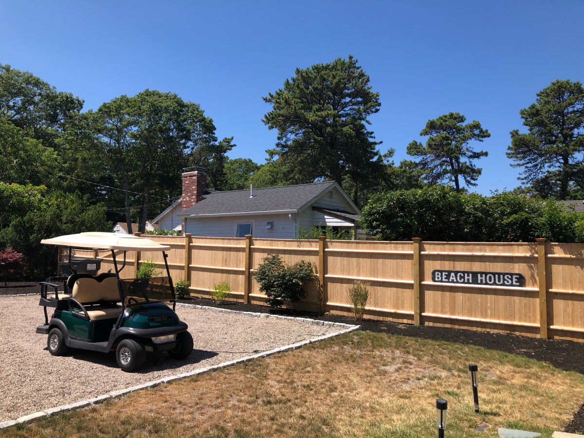 #1 Cedar Board Fence in West Hyannisport with 1x Cap, New England Post ...